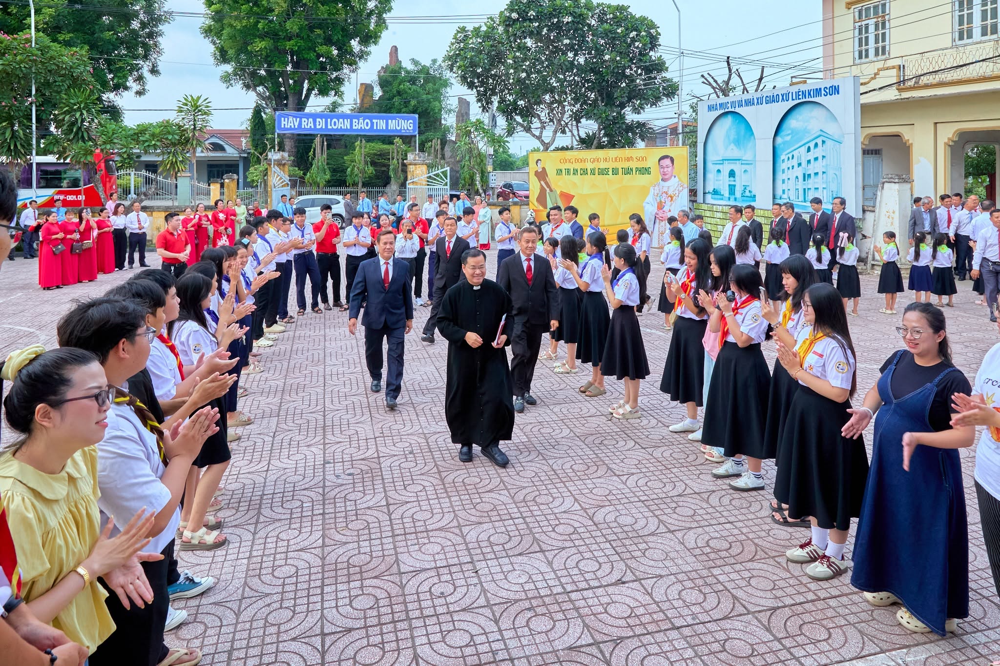 GIÁO XỨ GIA CỐC HÂN HOAN CHÀO ĐÓN CHA TÂN CHÁNH XỨ GIUSE BÙI TUẤN PHONG